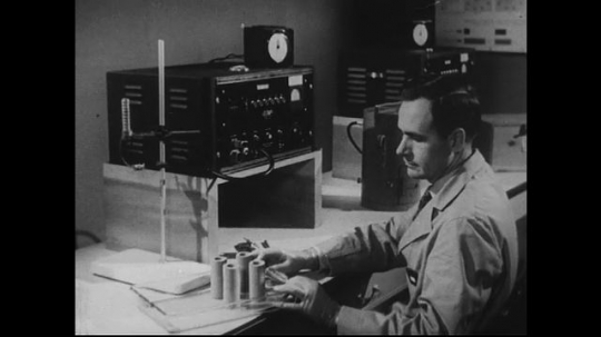 UNITED STATES 1940s-1950s : A scientist experiments with sample ...